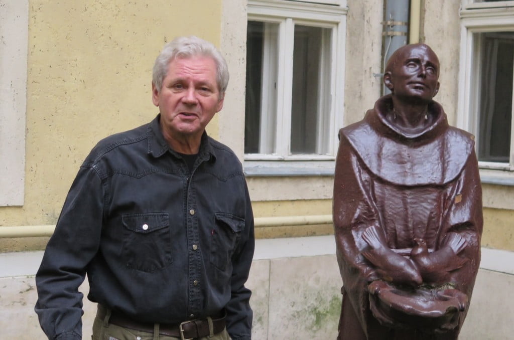 Az egyik türelemjátékos. Vilmos atya állami kitüntetésben részesült ...